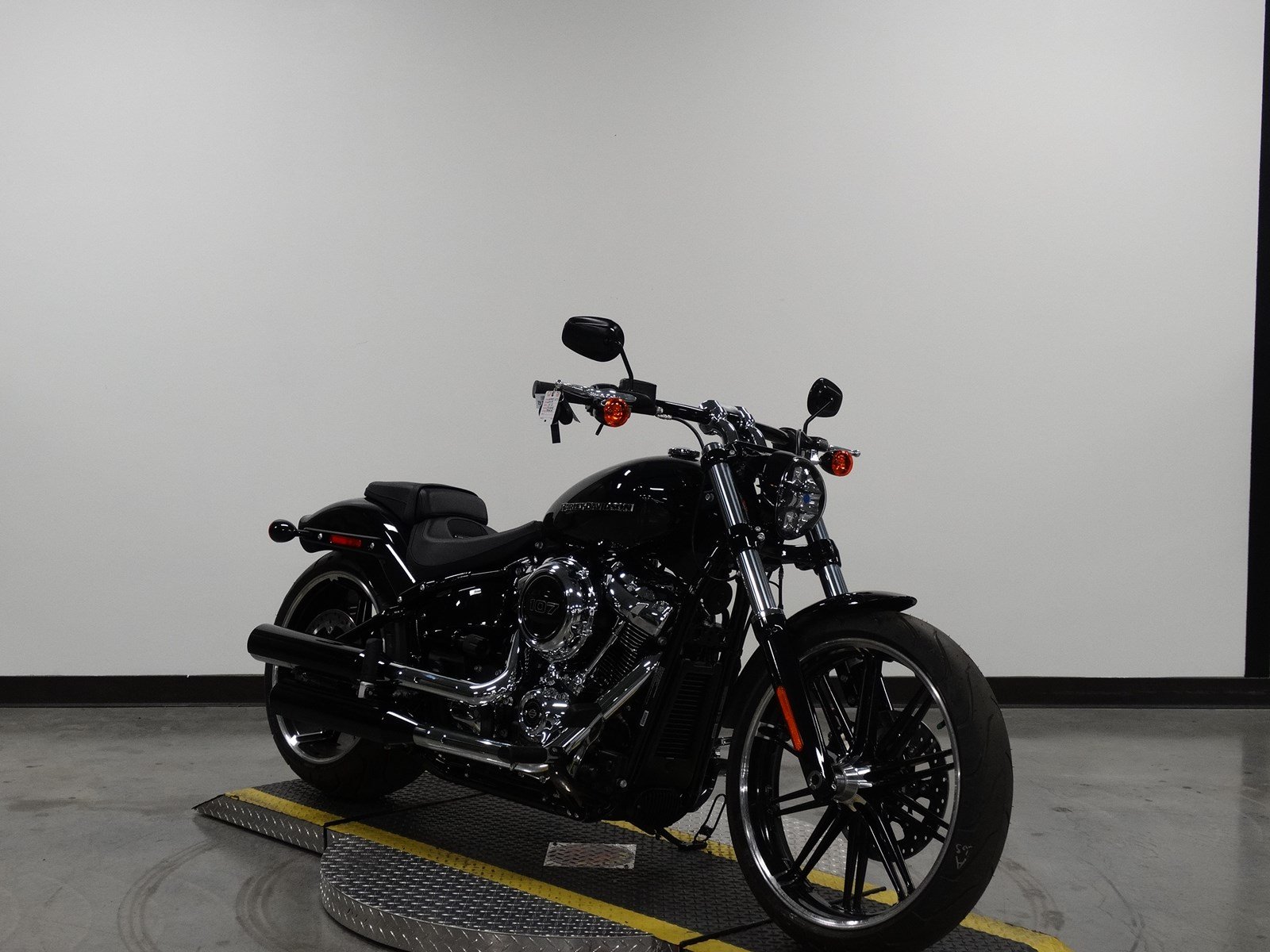 Harley-Davidson Softail Breakout, 2019 Motorcycles - Photos, Video ...