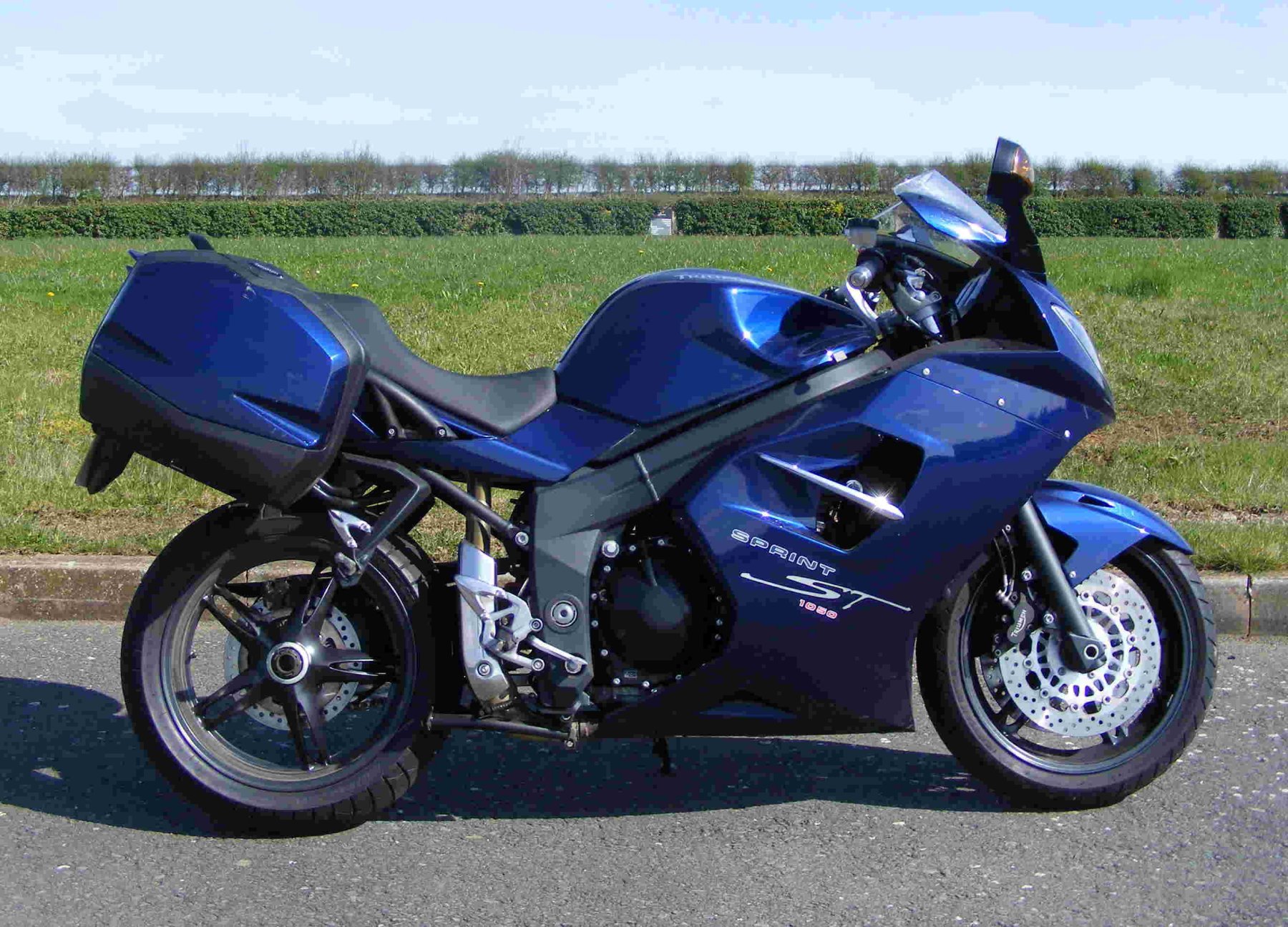 Triumph Sprint ST, 2004 Motorcycles - Photos, Video, Specs, Reviews ...